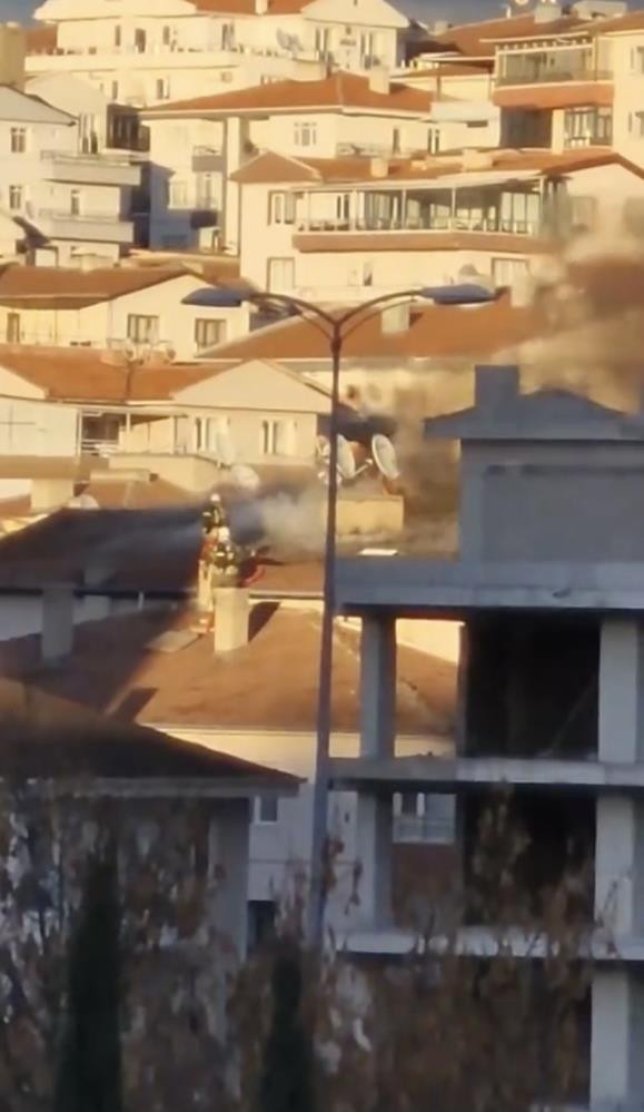 Etimesgut'ta binanın çatısında yangın çıktı! - HABER ANKARA